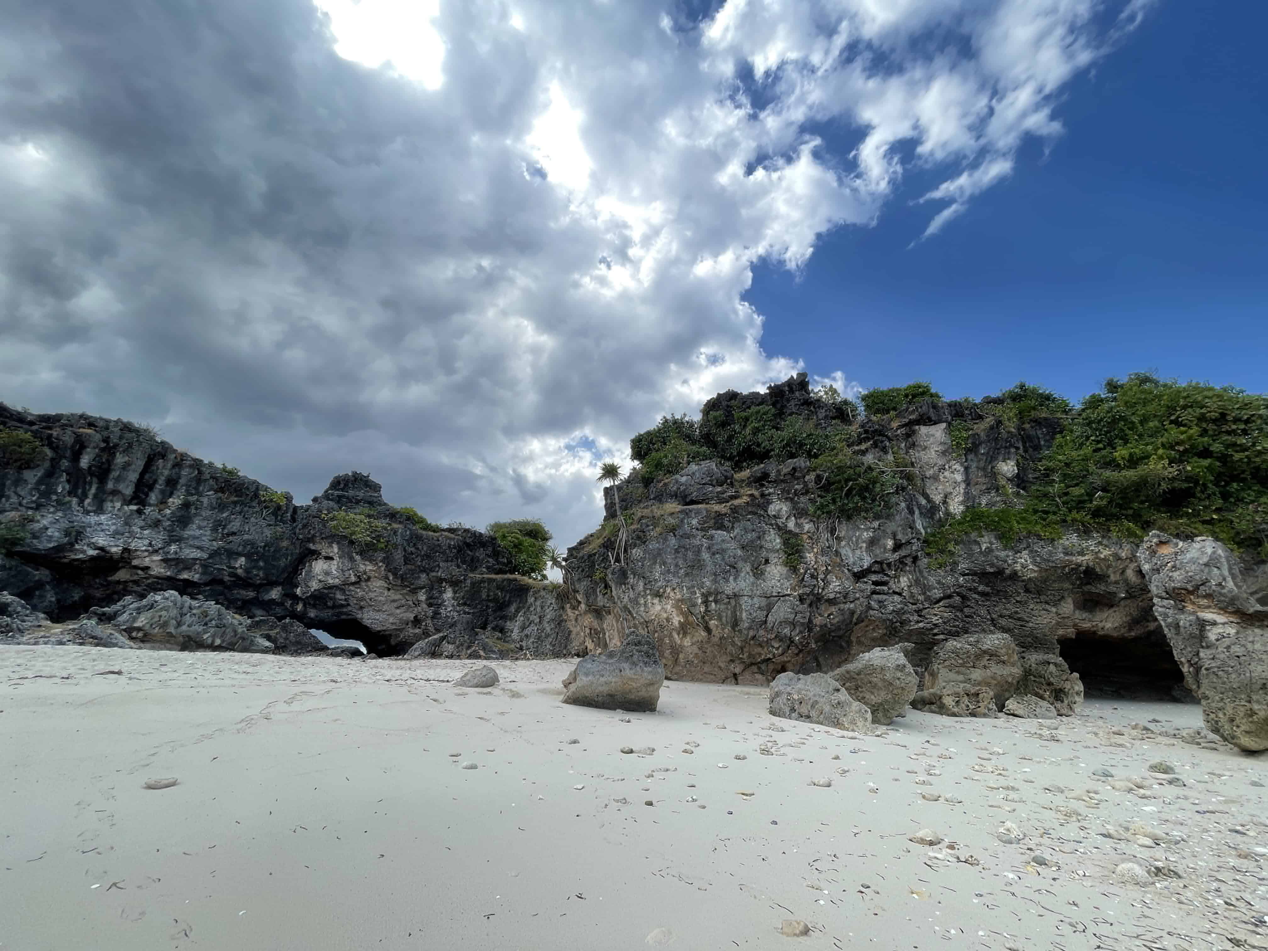 Pantai Batu Pintu, Pantai Eksotis di Ujung Selatan Indonesia ...